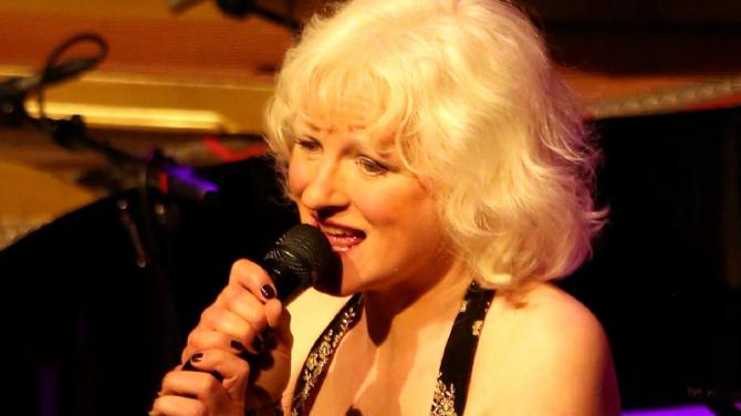 Rapturous standing ovation as cabaret singer Victoria delights audience ...